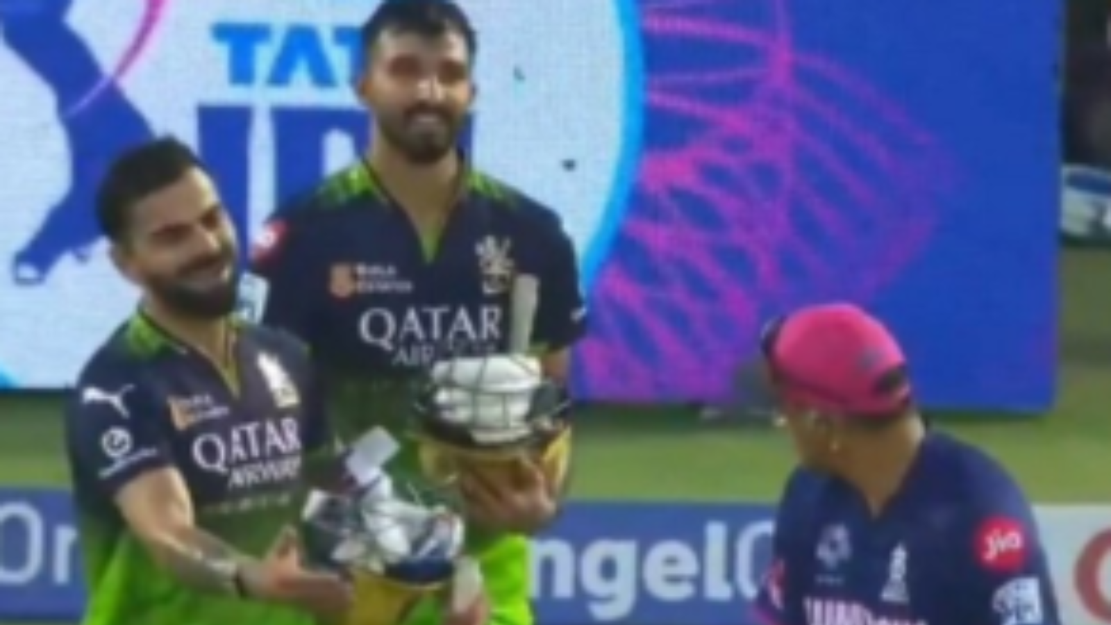 In a Heartwarming Gesture, Virat Kohli Asks Injured Rahul Dravid Not To ...