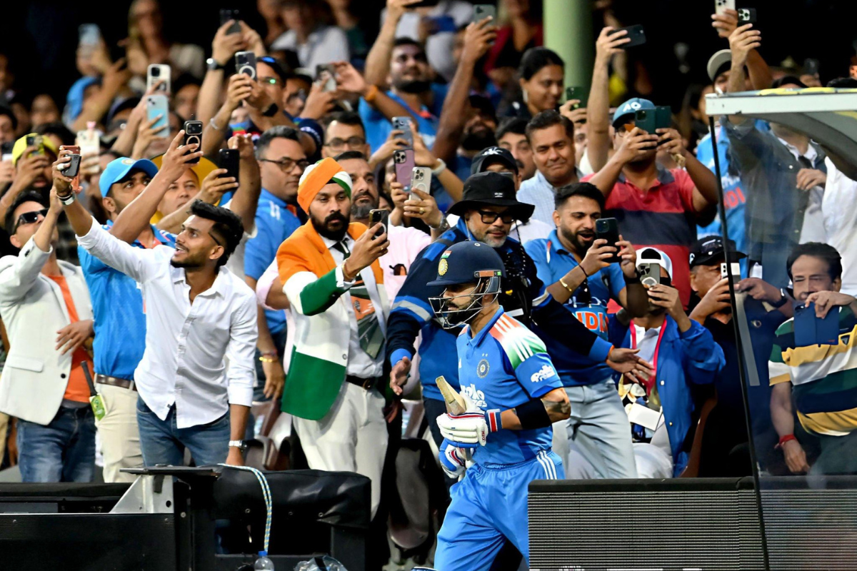 Virat Kohli Reacts to Crowd Cheering for Him Despite Teammate’s ...